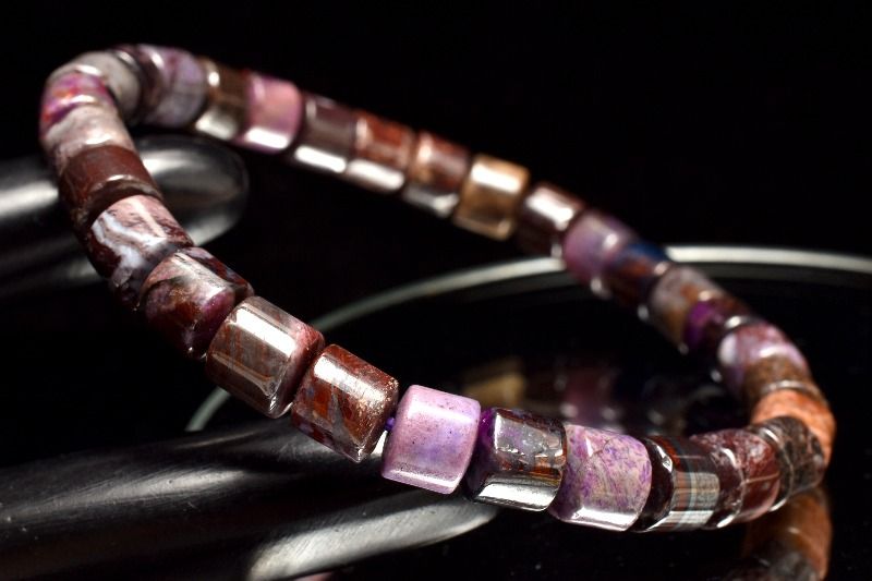 材質スギライト(杉石) 5.5-6x6.5mm 産地：南アフリカサイズ約5.5-6x6.5mm(±0.5mm)腕周り約16.5cm(伸縮性あり)重さ約18g特徴・意味高発色なスギライトが入荷できました。中には鮮やかな、ピンクに近いようなライ...
