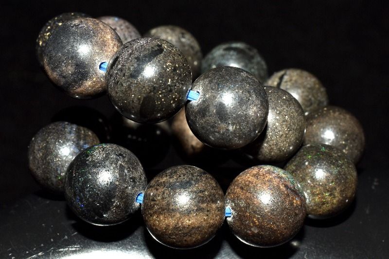 材質ブラックマトリックスオパール 10.5mm 産地：オーストラリアサイズ約10.5mm(±0.5mm)腕周り約16.5cm(伸縮性あり)重さ約27g特徴・意味ブラックマトリックスオパールは、近年人気が高まってきています。ブラックカラーで重...