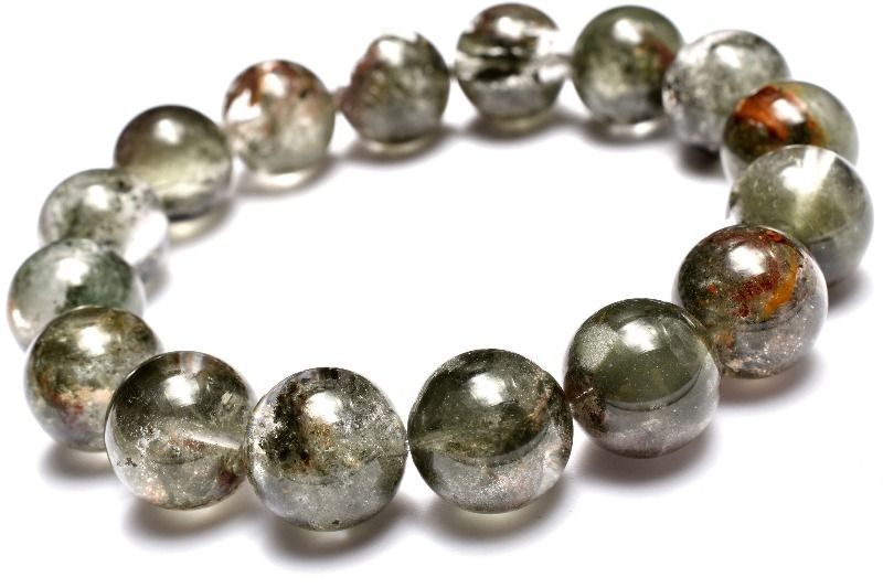 材質グリーンガーデンクォーツ 13mm 産地：ブラジルサイズ約13mm(±0.5mm)腕周り約17cm(伸縮性あり)重さ約52g特徴・意味透明感の高い水晶の中に、美しいグリーンカラーの内包物がたっぷり入ったガーデンクォーツばかりを集めたタイ...
