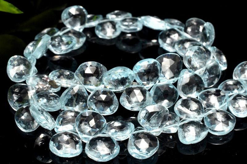 材質トパーズ 7x7mm 産地：ブラジルサイズ約7x7mm重さ約19g特徴・意味トパーズの中でも特に人気のブルーカラーが入荷しました！カット加工がキラキラと輝きを放っています。近年トパーズのブルーカラーは流通量が減少傾向にあり入荷も少なくな...