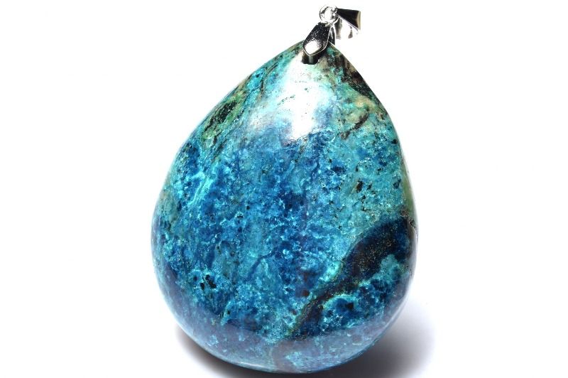 材質クリソコラ 44x34mm 産地：ペルーサイズ約44x34mm重さ約28g特徴・意味ブルーグリーンの発色が美しく、天然由来の幻想的な模様が見ていて飽きないペンダントトップです。鮮やかなコントラストで海洋のようです。高発色でファッションア...