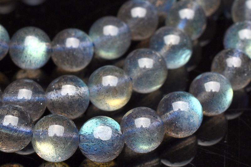 材質ラブラドライト 6mm 産地：マダガスカルサイズ約6mm(±0.5mm)重さ約29g特徴・意味オレンジ・イエロー・ブルーなど様々なカラーのシラーがお楽しみいただけます！透明感があり、全珠にラブラドレッセンスを確認できる珠揃いで美しく光沢...