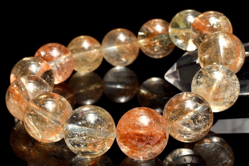 材質アクアマリン 15.5-16.5mm 産地：ヒマラヤサイズ約15.5-16.5mm(±0.5mm)腕周り約18cm(伸縮性あり)重さ約92g特徴・意味アクアマリンは、ブルーが濃い程価値が高いと評価されるため、採掘される原石の多くは、青色...