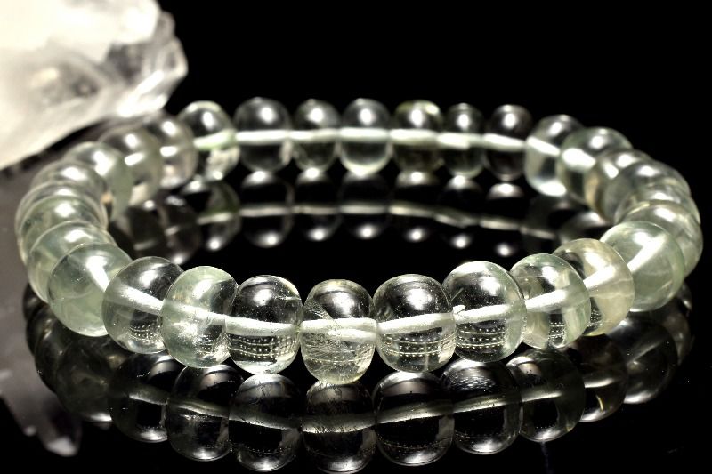 材質グリーンアメジスト 8-8.5x5-6.5mm 産地：ブラジルサイズ約8-8.5x5-6.5mm(±0.5mm)腕周り約14.5cm(伸縮性あり)重さ約19g特徴・意味透明度が高く、小粒で可愛らしいブレスレットです。バラしてハンドメイド...