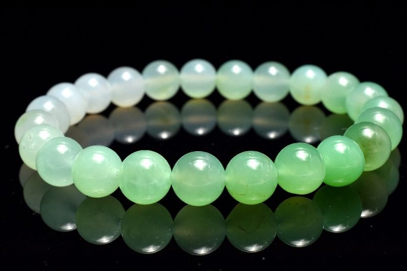 材質クリソプレーズ 8mm 産地：オーストラリアサイズ約8mm(±0.5mm)腕周り約15.5cm(伸縮性あり)重さ約17g特徴・意味カルセドニーのグループでも極めて産出量が少ないクリソプレーズは年々希少となっております。まろやかな質感で、...