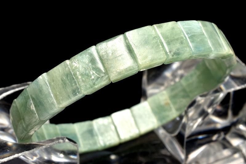 材質グリーンカイヤナイト 6.5-7x9mm 産地：ブラジルサイズ約6.5-7x9mm腕周り約16cm(伸縮性あり)重さ約19g特徴・意味特有の繊維状結晶が美しく、透け感もあるミントグリーンのカラーが魅力的です。ファッション性にも優れていま...