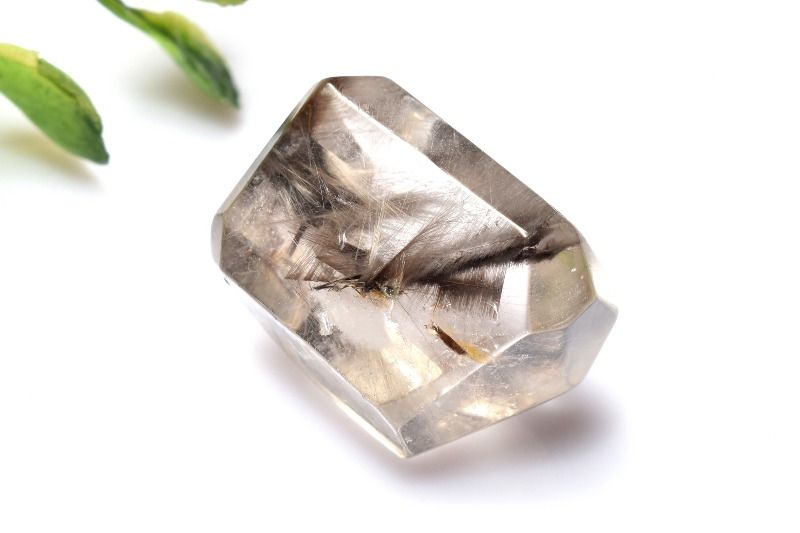 材質プラチナタイチンルチルクォーツ 16x14mm 産地：ブラジルサイズ約16x14mm重さ約3.5g特徴・意味流通量もめっきり減少傾向にあるプラチナルチルの中でも特に入荷が難しいレアタイプです。透明度高い水晶の中で光る白銀針から神々しささ...