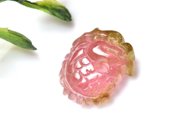 材質ウォーターメロントルマリン 13x11mm 産地：ブラジルサイズ約13x11mm重さ約1g特徴・意味原石から美しい部分のみを切り出しておりますので黒点などもほぼない美しい風合いです。今回入荷分はバイヤーが直接現地で調達した厳選品！美しい...