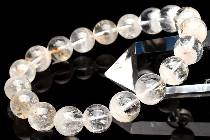 材質ホワイトファントムクォーツ 10-10.5mm 産地：ブラジルサイズ約10-10.5mm(±0.5mm)腕周り約16.5cm(伸縮性あり)重さ約29g特徴・意味内包物を美しい状態のまま封じ込めたような様から自然の趣を感じます。レアな層に...