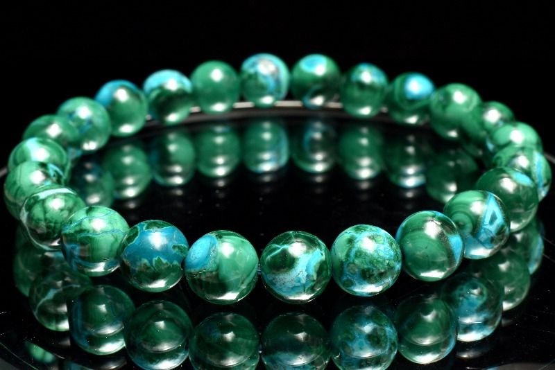 材質クリソコラインマラカイト 8mm 産地：アメリカサイズ約8mm(±0.5mm)腕周り約16.5cm(伸縮性あり)重さ約26g特徴・意味希少なクリソコラインマラカイトブレスレットを厳選入荷しました！通常のクリソコラとは異なり、クリソコラよ...