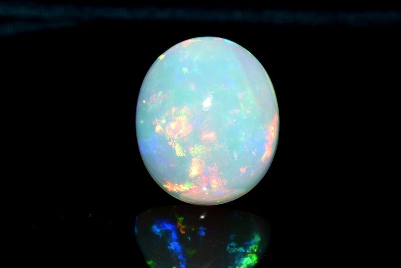 材質プレシャスオパール 14x12mm 産地：エチオピアサイズ約14x12mm重さ約5.4/ct特徴・意味カラフルで愛らしいお色味に溢れており、オパールの良さは全面に打ち出しているスペシャル品です。まるで宇宙を閉じ込めたような幻想的な美しさ...