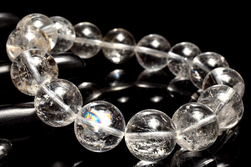 材質アイリスクォーツ 14-14.5mm 産地：ザンビアサイズ約14-14.5mm(±0.5mm)腕周り約17cm(伸縮性あり)重さ約62g特徴・意味人気のアイリスクォーツをお買い得価格で入荷いたしました！透明度が高く、稀にクラックが虹色に...