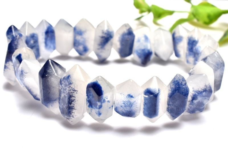 材質デュモルチェライトインクォーツ 7-9x15-18mm 産地：ブラジルサイズ約7-9x15-18mm(±0.5mm)腕周り約16.5cm(伸縮性あり)重さ約37g特徴・意味珍しい形状のタイプが入荷致しました。発色もよく、透明感もあり、そ...