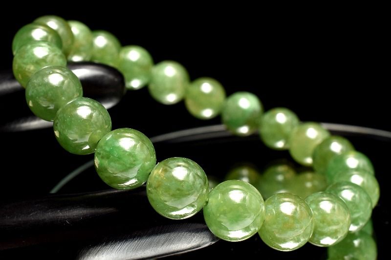 材質アイドクレース(ベスビアナイト) 8.5mm 産地：アメリカサイズ約8.5mm(±0.5mm)腕周り約15.5cm(伸縮性あり)重さ約24g特徴・意味希少なベスビアナイトをお買い得価格で入荷致しました。独特なまろやかなツヤ感と発色の良い...