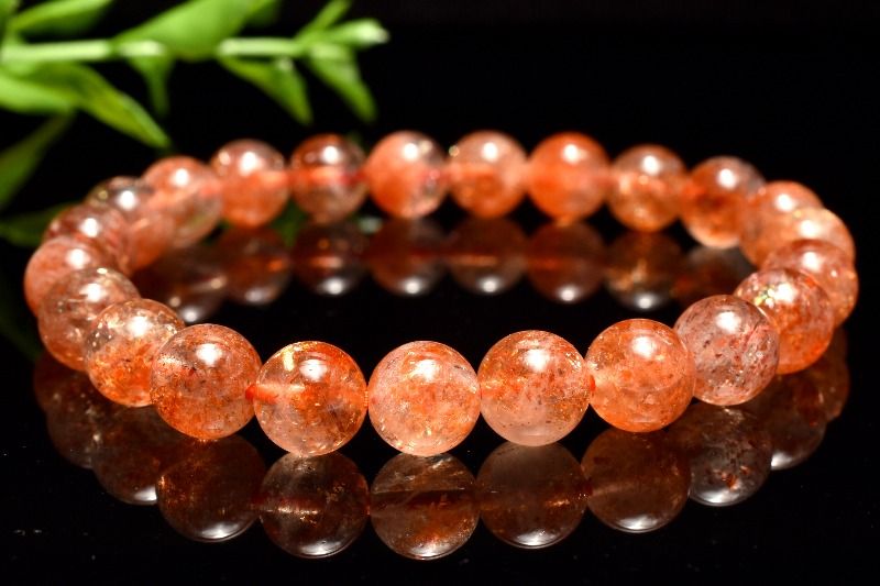 材質フェルドスパーサンストーン 8mm 産地：タンザニア・アルーシャ州サイズ約8mm(±0.5mm)腕周り約15.5cm(伸縮性あり)重さ約17g特徴・意味キラキラと煌めくアベンチュレッセンスの光が、太陽の輝きの様です。まるで、光のシャワー...