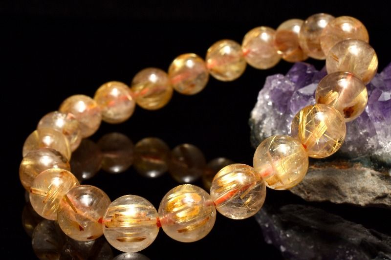 材質ゴールドタイチンルチルクォーツ 9mm 産地：ブラジルサイズ約9mm(±0.5mm)腕周り約16cm(伸縮性あり)重さ約23g特徴・意味美しい金針が放射状に煌めき美しいタイプです。随所に確認できる太針が一層ゴージャスに輝いています。タイ...