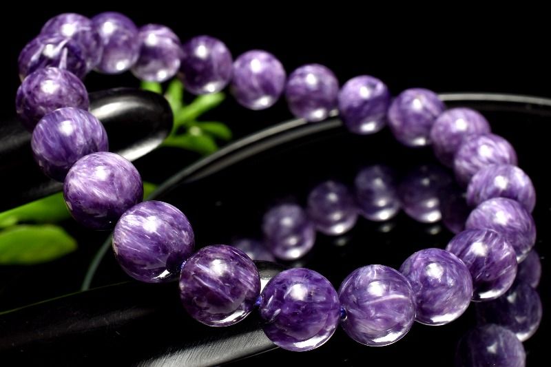 材質チャロアイト 8.5mm 産地：ロシアサイズ約8.5mm(±0.5mm)腕周り約16cm(伸縮性あり)重さ約20g特徴・意味非常に高発色で美しい高品質チャロアイトを入荷いたしました！シルキーで幻想的な紫の濃淡を存分に堪能できます。流れる...