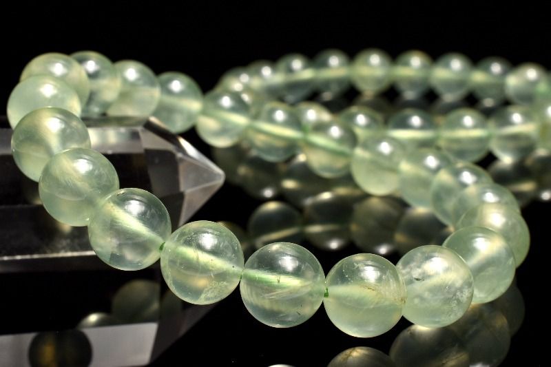 材質プレナイト(葡萄石) 8mm 産地：オーストラリアサイズ約8mm(±0.5mm)腕周り約15.5cm(伸縮性あり)重さ約19g特徴・意味プレナイトのとろみのあるグリーンカラーは、は昨今流通が減少しています。今回の入荷分は発色もよく内包物...