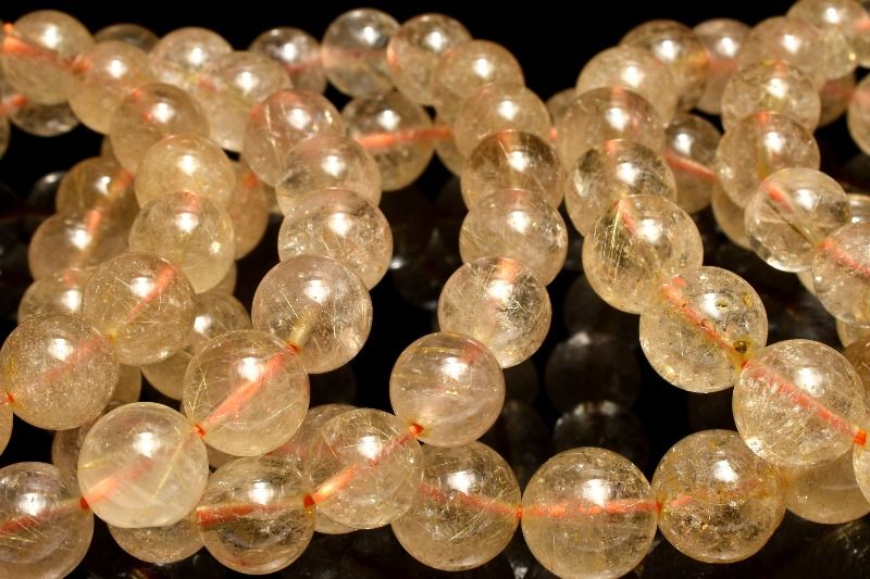 材質ゴールドルチルクォーツ 9.5mm 産地：ブラジルサイズ約9.5mm(±0.5mm)腕周り約16cm(伸縮性あり)重さ約25g特徴・意味繊細針が内包されていてこの価格はお値打ちです。バランスも優れており上品で綺羅びやか。肌なじみの良いカ...