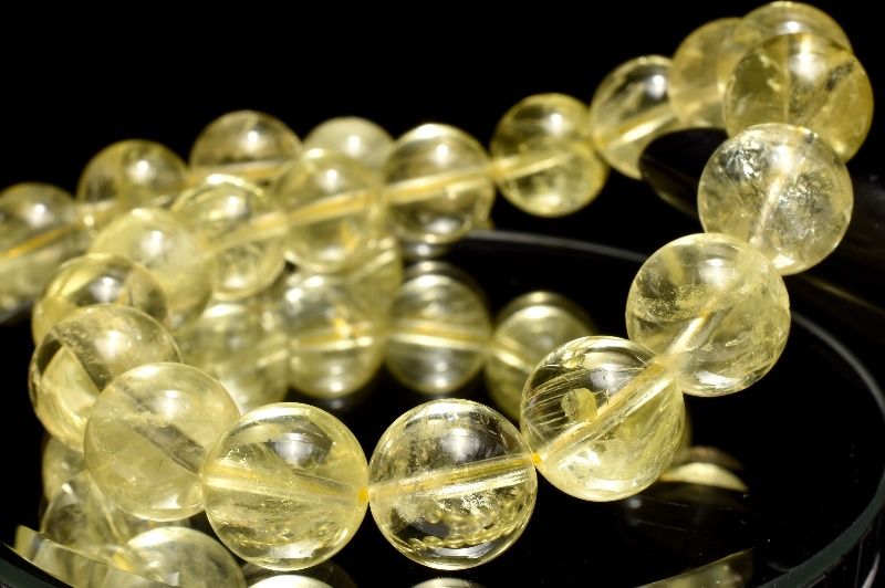 材質レモンクォーツ 13mm 産地：ブラジルサイズ約13mm(±0.5mm)腕周り約17cm(伸縮性あり)重さ約52g特徴・意味透明度の高いレモンクォーツの中のクラックから輝く虹が美しい！ビタミンカラーのイエローと輝くレインボーに元気を貰え...