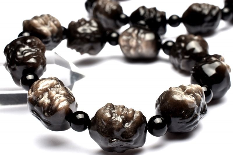 材質シルバーオブシディアン 17x15(丸玉6)mm 産地：メキシコサイズ約17x15(丸玉6)mm(±0.5mm)腕周り約16cm(伸縮性あり)重さ約41g特徴・意味繊細な彫刻ビーズを使用したブレスレットです。角度によって浮かび上がるシル...