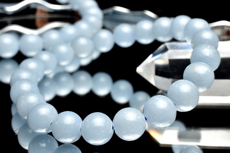 材質エンジェライト 11mm 産地：ペルーサイズ約11mm(±0.5mm)腕周り約15.5cm(伸縮性あり)重さ約38g特徴・意味淡いブルーカラーが人気のエンジェライトのブレスレットです。エンジェライトは「アンハイドライト（硬石膏）」という...