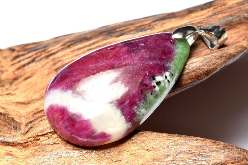 材質ルビーインクォーツ 34x21mm 産地：ブラジルサイズ約34x21mm重さ約9g特徴・意味ルビーのピンクパープルとカイヤナイトのブルーが共生した個性的なペンダントです。全く違う性質の石が共生している様は大自然の神秘を感じられます。水晶...