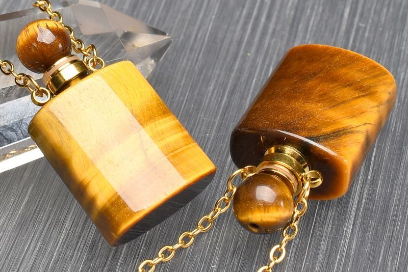 材質タイガーアイ 34x18mm 産地：南アフリカサイズ約34x18mm重さ約15g特徴・意味可愛らしい香水モチーフのペンダントです。チェーンの長さは約50-55cmで調節可能です。蓋を開けることができるので実際に香水を入れてみるものオスス...