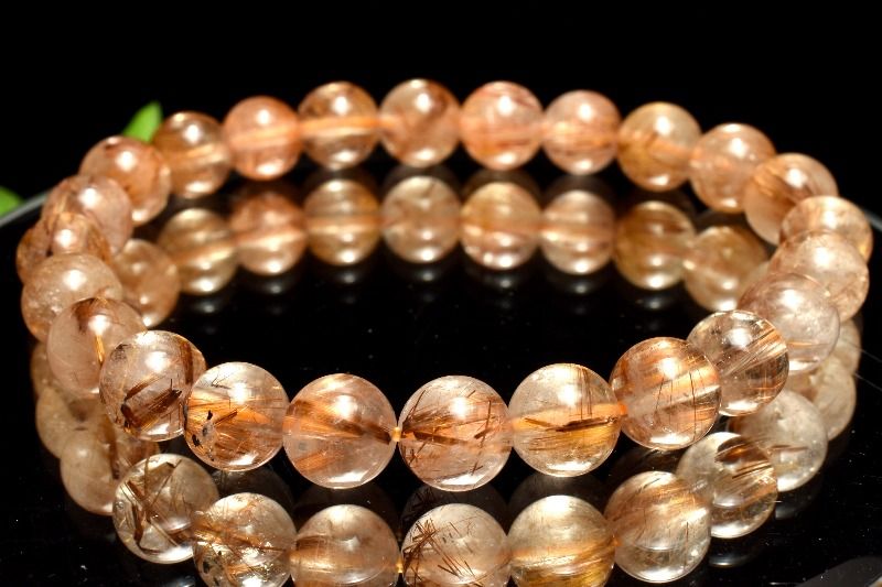 材質ブロンズルチルクォーツ 7.5mm 産地：ブラジルサイズ約7.5mm(±0.5mm)腕周り約15cm(伸縮性あり)重さ約15g特徴・意味太陽のような強い輝きを併せ持つオレンジブラウンカラーのルチルが大量に含まれた逸品です。水晶の透明度も...