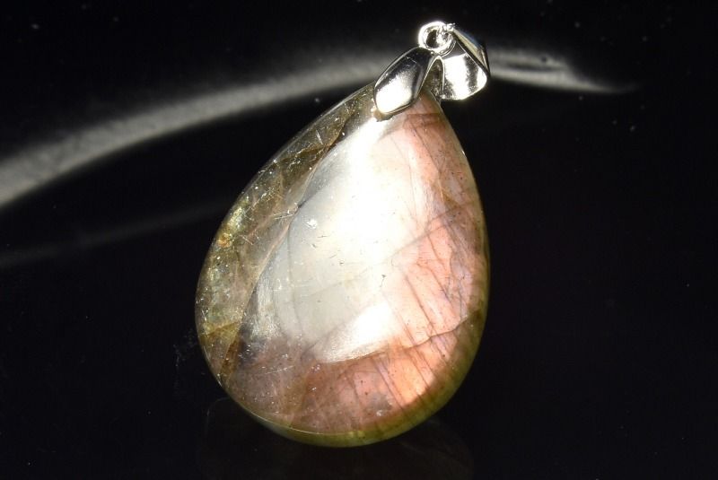 材質ラブラドライト 25x19mm 産地：マダガスカルサイズ約25x19mm重さ約6g特徴・意味全面に浮かぶ暖色シラーが温かみもあり映えています。このお色味は流通量も少ないためレア品と言えます。是非この機会にご検討くださいませ。18世紀後半...