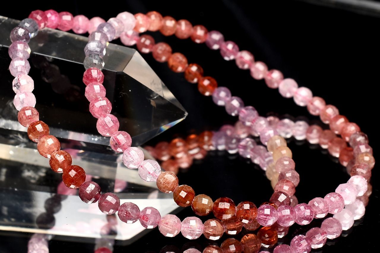 材質MIXスピネル 4mm 産地：ミャンマーサイズ約4mm(±0.5mm)腕周り約16cm(伸縮性あり)重さ約6g特徴・意味スピネルの良さを余すことなく発揮した、エレガントなブレスレットに仕上がりです。黒点などの内包物も少なく、美しいです。...