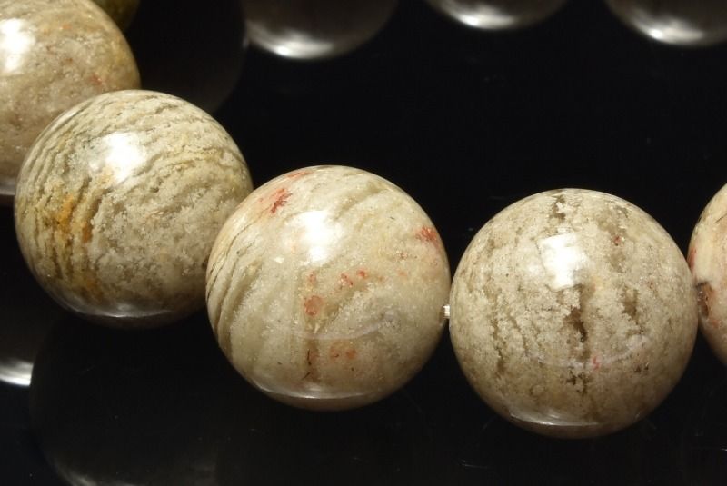 材質ガーデンクォーツ 15-15.5mm 産地：ブラジルサイズ約15-15.5mm(±0.5mm)腕周り約17cm(伸縮性あり)重さ約71g特徴・意味透明度の高い水晶の中から見える庭園風景が美しい世界観を演出しています。中にはレイヤー（層）...