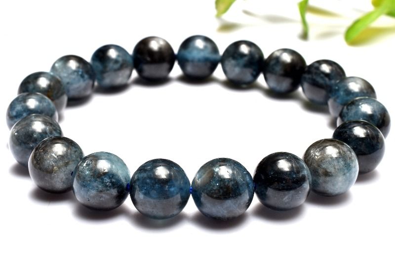 材質ブラックアクアマリン 10mm 産地：南アフリカサイズ約10mm(±0.5mm)腕周り約15.5cm(伸縮性あり)重さ約29g特徴・意味金属光沢のようなシルバーのシラーがくっきり浮かび上がる高品質なアクアマリンです！ブルーとブラックが混...