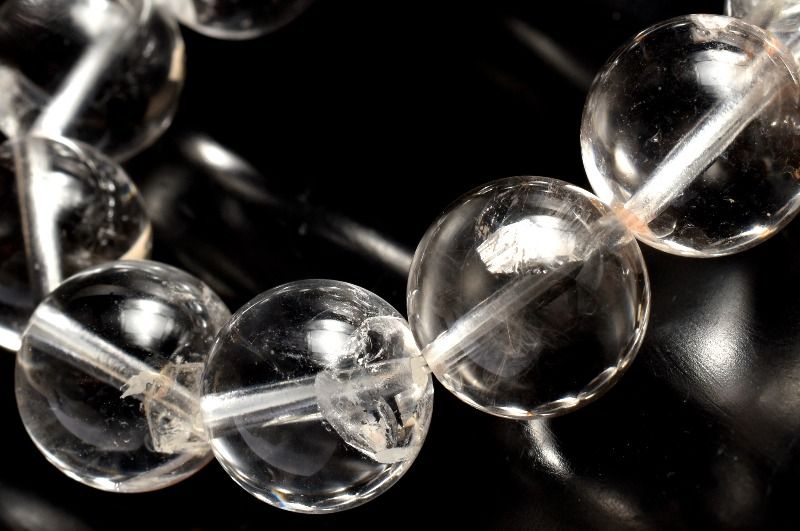 材質クォーツインクォーツ(貫入水晶) 9.5mm 産地：ブラジルサイズ約9.5mm(±0.5mm)腕周り約16.5cm(伸縮性あり)重さ約26g特徴・意味入手困難なレアストーンをお求めやすいい価格で入荷いたしました！結晶感もあるがっつり貫入...