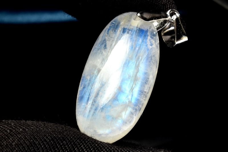 材質ブルームーンストーン 25x13mm 産地：インドサイズ約25x13mm重さ約4.3g特徴・意味贅沢にブルーシラーが輝きます。白地にブルーのシラーは、本当に見る者の心を奪っていく魅力があります。ファンタジーの世界に迷い込んだ様な、幻想的...