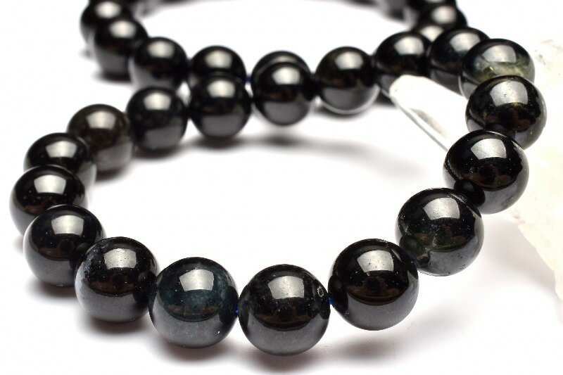 材質ブラックアクアマリン(ブラックベリル） 8mm 産地：南アフリカサイズ約8mm(±0.5mm)腕周り約15.5cm(伸縮性あり)重さ約20g特徴・意味金属質感のブラックカラーがシックでかっこいいブラックアクアマリンです。ブラックレインア...