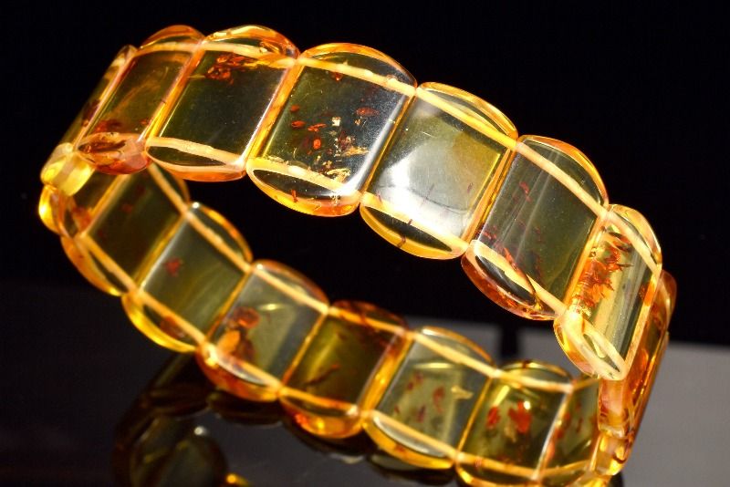 材質琥珀アンバー 10-12.5x16-17.5mm 産地：バルト海沿岸サイズ約10-12.5x16-17.5mm腕周り約17cm(伸縮性あり)重さ約12g特徴・意味琥珀は向きや角度、さらには光源よって全く表情が変わって見えます。軽量タイプ...