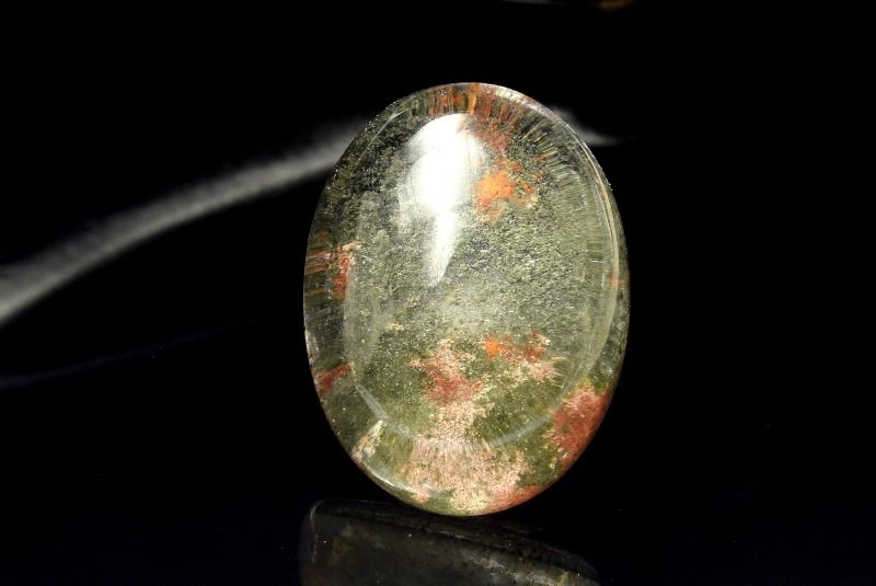 材質グリーンガーデンクォーツ 27x20mm 産地：ブラジルサイズ約27x20mm重さ約10g特徴・意味透明度高い水晶の中たっぷり内包されたガーデンが何とも幻想的で美しいです。水晶が成長していく姿をじっくり観察することができ、立体感もある飽...