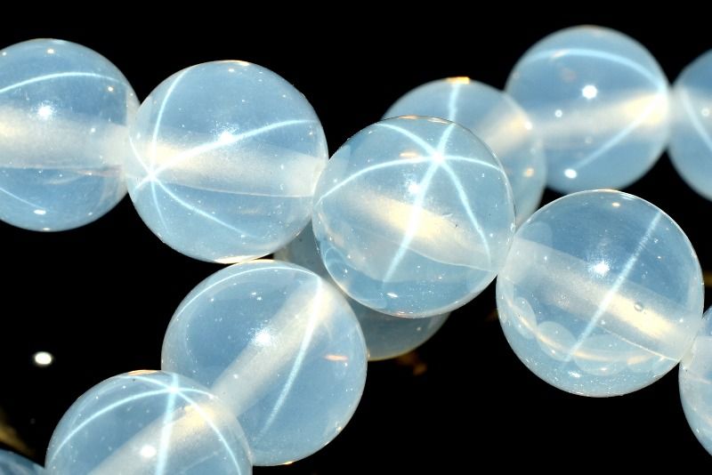 材質合成スターホワイトサファイア 8mm 産地：中国サイズ約8mm(±0.5mm)腕周り約15.5cm(伸縮性あり)重さ約26g特徴・意味神々しいホワイトカラー！合成のスターサファイアの数量限定で入荷致しました。光を当てると美しいスター効果...