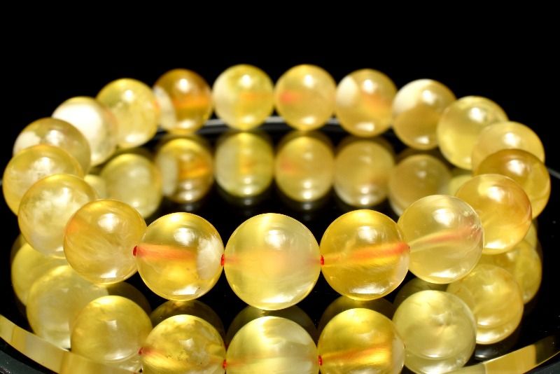 材質ゴールデンプレナイト 10-10.5mm 産地：オーストラリアサイズ約10-10.5mm(±0.5mm)腕周り約16cm(伸縮性あり)重さ約31g特徴・意味温かみのあるやわらかなイエローカラーのゴールデンプレナイトに、乳白色の内包物が自...