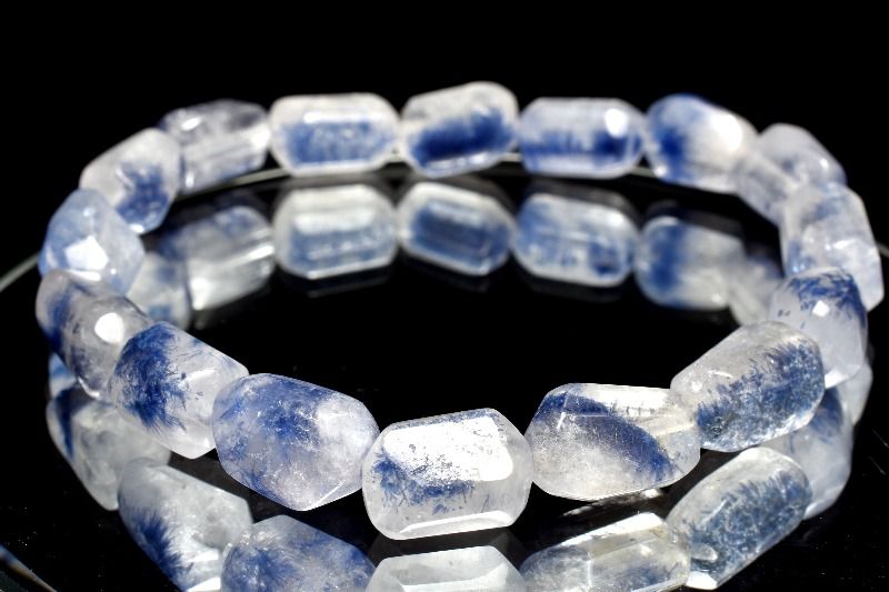 材質デュモルチェライトインクォーツ 11-14x8-8.5mm 産地：ブラジルサイズ約11-14x8-8.5mm(±0.5mm)腕周り約17cm(伸縮性あり)重さ約20g特徴・意味透明感のある水晶の中に閉じ込められた、美しいブルーの内包物！...