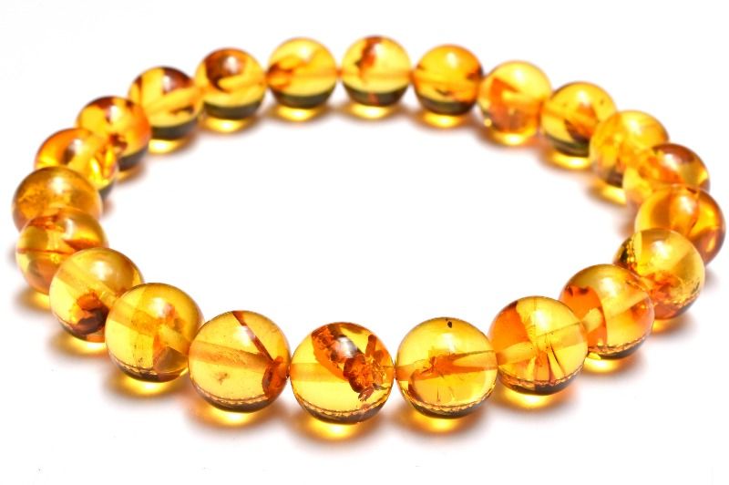 材質バルティックアンバー(琥珀) 8.5mm 産地：バルト海沿岸サイズ約8.5mm(±0.5mm)腕周り約16cm(伸縮性あり)重さ約8g特徴・意味琥珀は幸運を呼ぶ石とされ、事がうまくいかない時に琥珀を身につけると琥珀があなたを励まし、和ら...