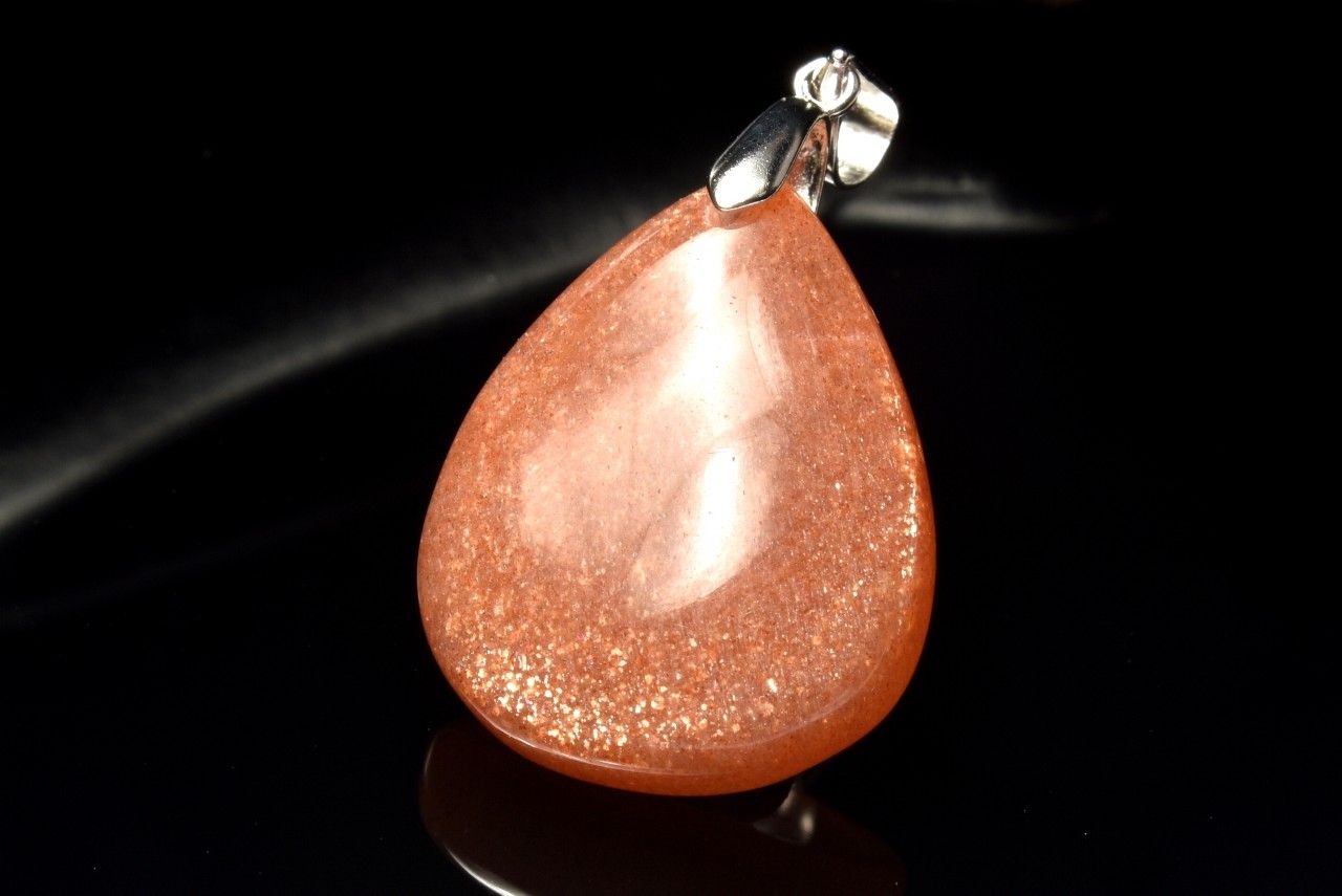 材質オレンジサンムーンストーン 24x19mm 産地：インドサイズ約24x19mm重さ約5g特徴・意味温かみを感じる優しいオレンジカラーと角度によって変わるアベンチュレッセンスやシラーの輝きが幻想的です。サンストーンのアベンチュレッセンスと...