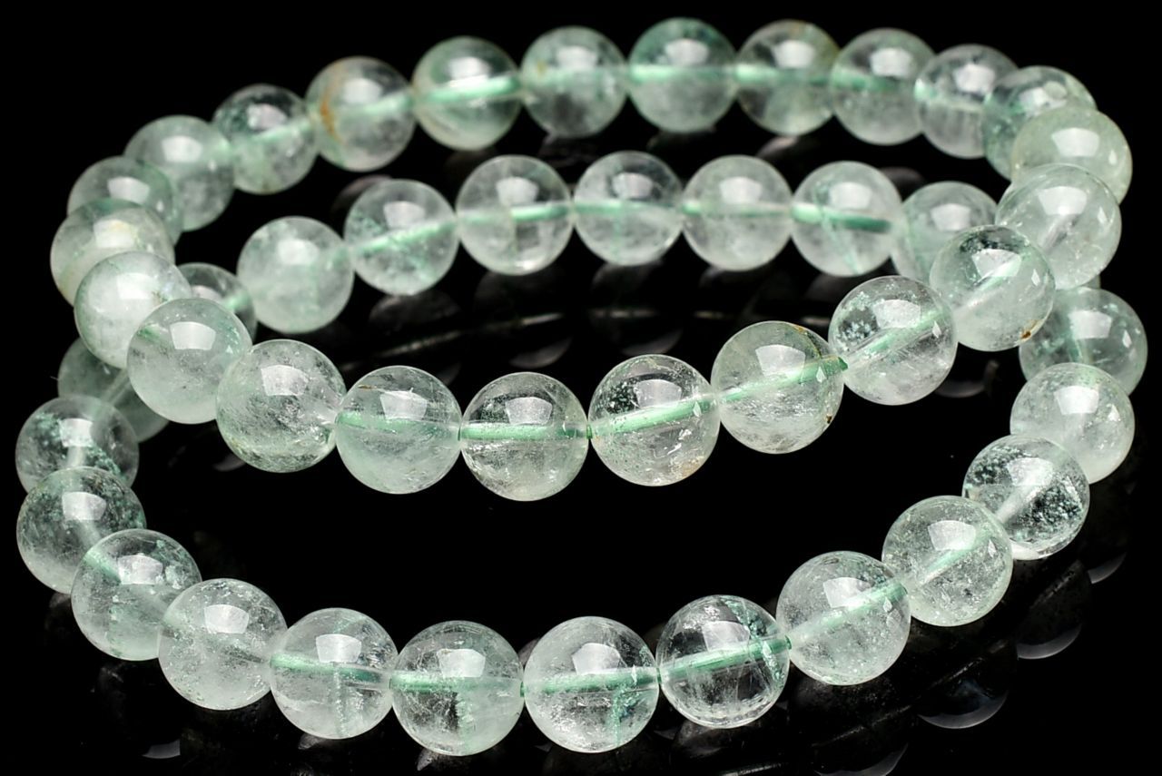 材質エメラルドグリーンファントムクォーツ 8mm 産地：マダガスカルサイズ約8mm(±0.5mm)腕周り約16cm(伸縮性あり)重さ約17g特徴・意味透明な水晶の中に浮かび上がるファントムが美しいブレスレットです。美しいエメラルドグリーンの...