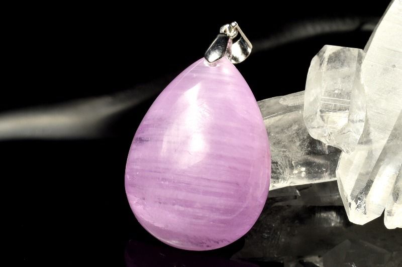 材質クンツァイト 27x19mm 産地：ブラジルサイズ約27x19mm重さ約7g特徴・意味高発色なライラックピンクカラーでシラーも見られます。不純物も少なめでおすすめです。クンツァイトは「スポデューメン（Spodumene）」と呼ばれる鉱物...