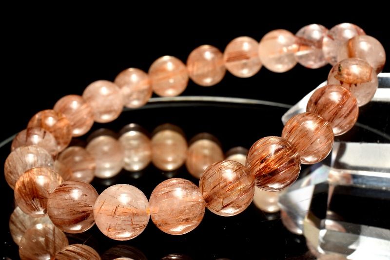 材質タイガータイチンルチルクォーツ 8.5mm 産地：ブラジルサイズ約8.5mm(±0.5mm)腕周り約15.5cm(伸縮性あり)重さ約20g特徴・意味茶褐色系で落ち着いた印象で肌なじみもよく人気のルチルクォーツです。水晶は少しミルキーです...