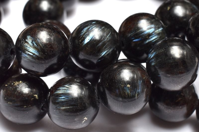 材質ヌーマイト 8mm 産地：中国サイズ約8mm(±0.5mm)腕周り約15.5cm(伸縮性あり)重さ約22g特徴・意味輝く羽根が夜空に溶け込んだかのようなシックなブレスレットです。ヌーマイトは、1982年に発見された比較的新しい鉱物です。...