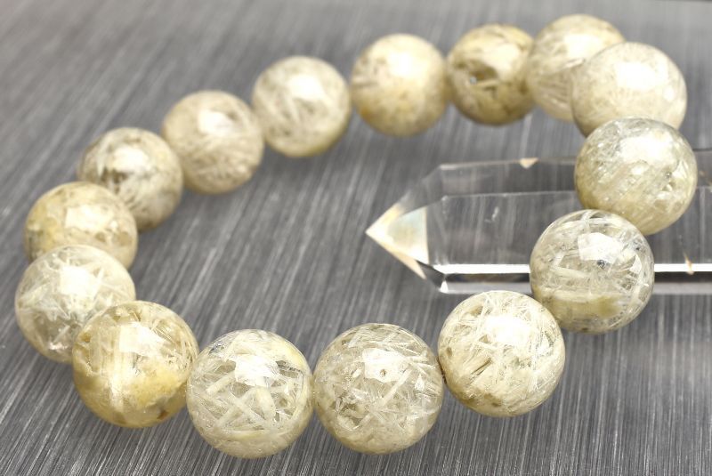 材質ホワイトトルマリンインクォーツ 15mm 産地：ブラジルサイズ約15mm(±0.5mm)腕周り約18cm(伸縮性あり)重さ約68g特徴・意味透明感のある水晶の中に、ホワイトトルマリンの太く力強い針状結晶がたっぷりと内包されたブレスレット...
