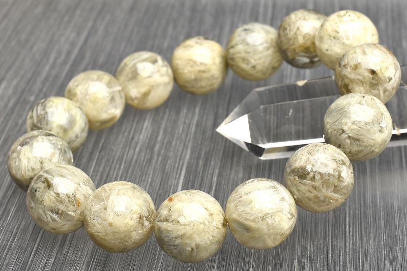 材質ホワイトトルマリンインクォーツ 15mm 産地：ブラジルサイズ約15mm(±0.5mm)腕周り約18cm(伸縮性あり)重さ約68g特徴・意味透明感のある水晶の中に、ホワイトトルマリンの太く力強い針状結晶がたっぷりと内包されたブレスレット...