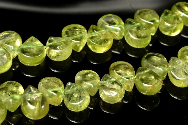 材質ペリドット 4x6mm 産地：ミャンマーサイズ約4x6mm(±0.5mm)重さ約19-20g特徴・意味ハンドメイド制作にオススメの連ビーズです。ペリドットは、自然の形成過程が作り出した独特の色彩と模様が特徴的な天然石です。 オリーブ色の...